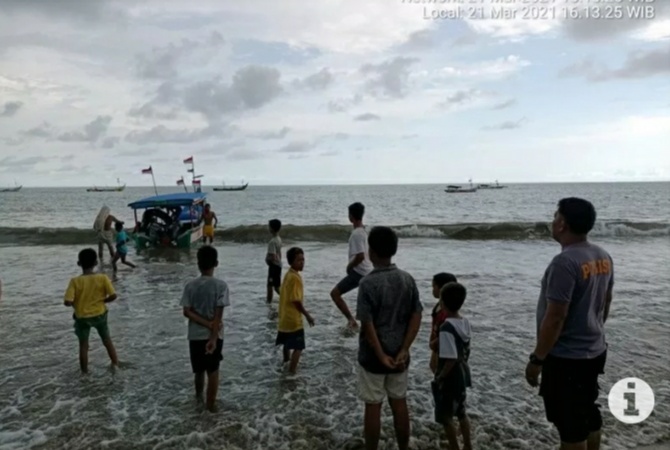 Tiga Pengunjung pantai Pasir Tiku Agam terbawa Arus ke Tengah Laut ...
